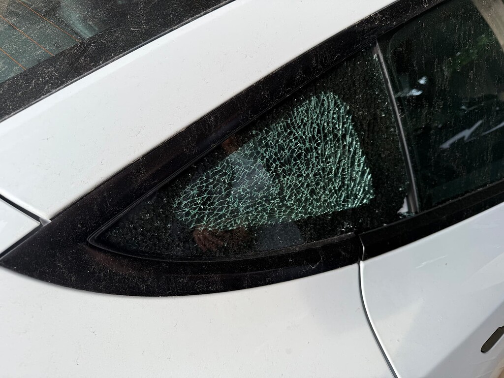 Hintere Scheibe auf Beifahrerseite gesplittert - Model 3 Probleme ...