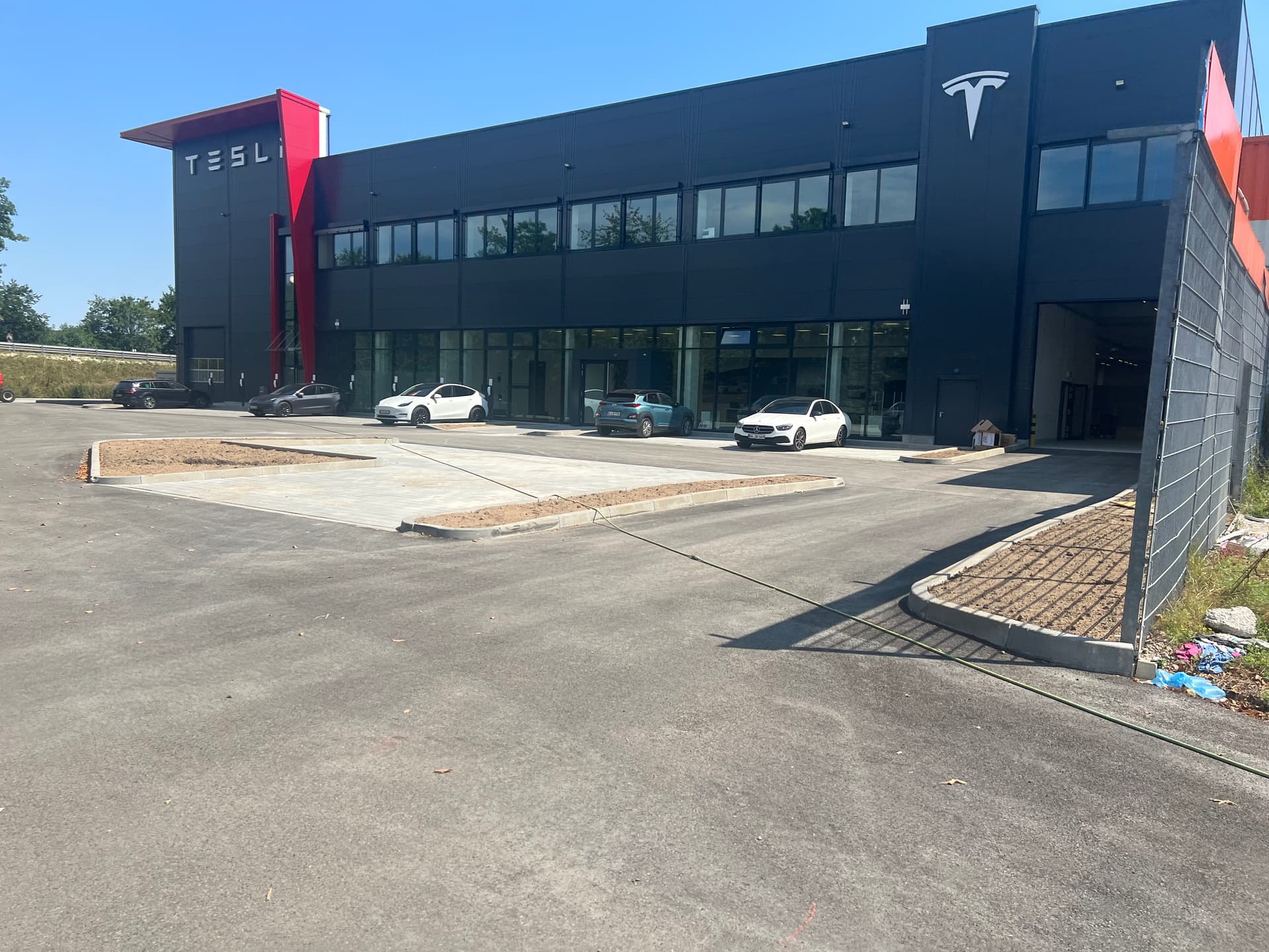 Auslieferungs-Center Neu-Ulm - Seite 10 - Service Center, Stores und ...