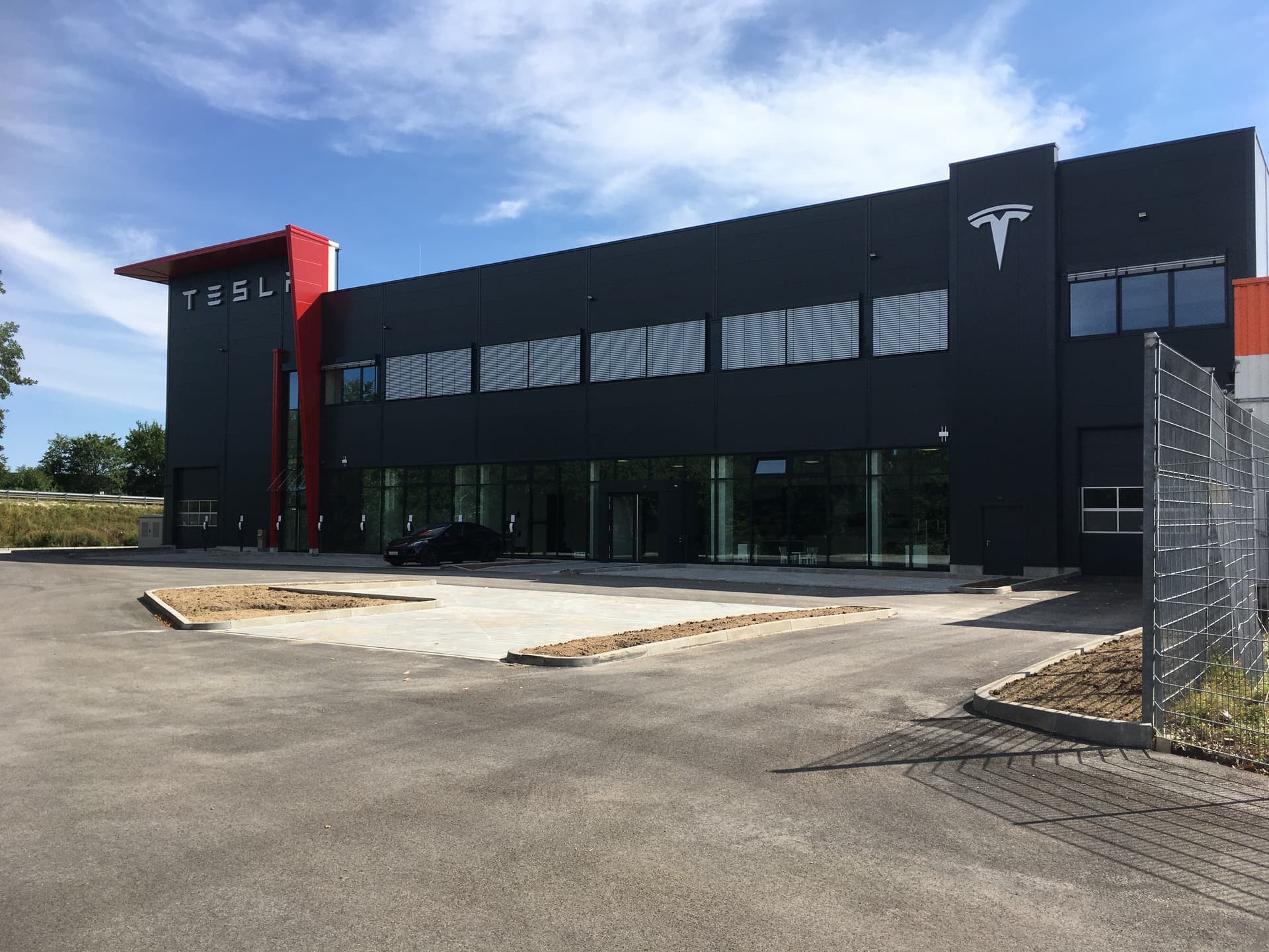 Auslieferungs-Center Neu-Ulm - Seite 10 - Service Center, Stores und ...