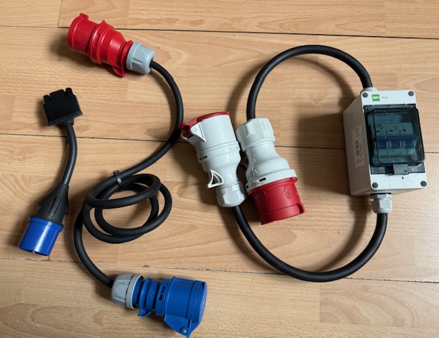 [Verkauft] Tesla Lade-Adapter für UMC 2 - Blau 16A - Blau 16A auf Rot ...