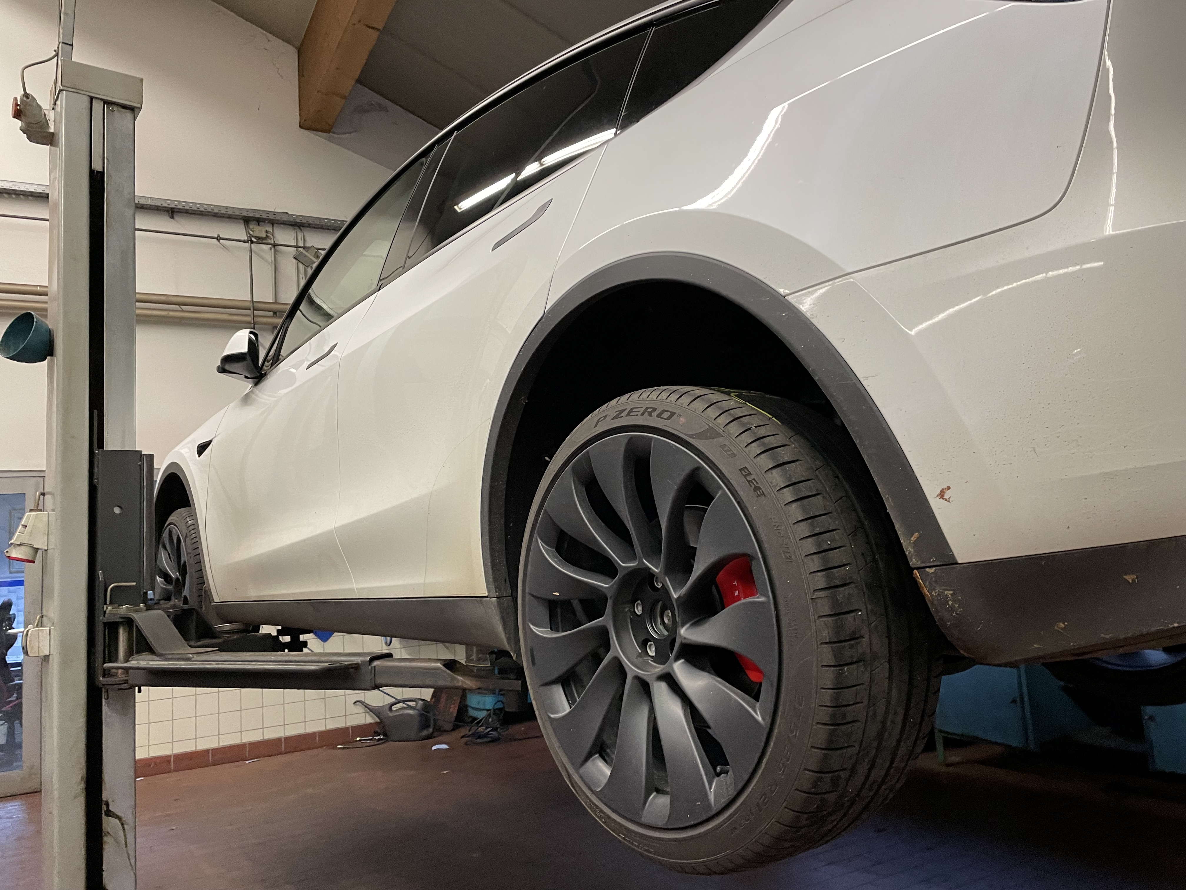 Spannende Tesla Model Y Winterreifen Komplettrader Ebenbild