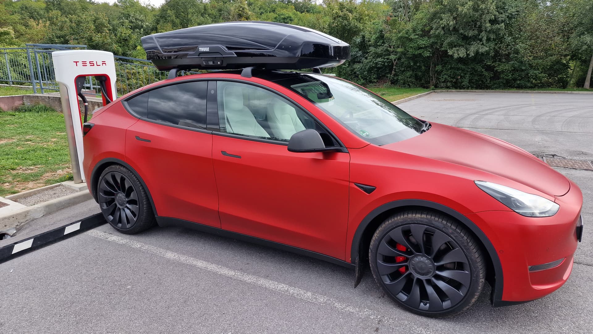[Biete] Tesla Model Y Performance schwarz (matt rot foliert) mit ...