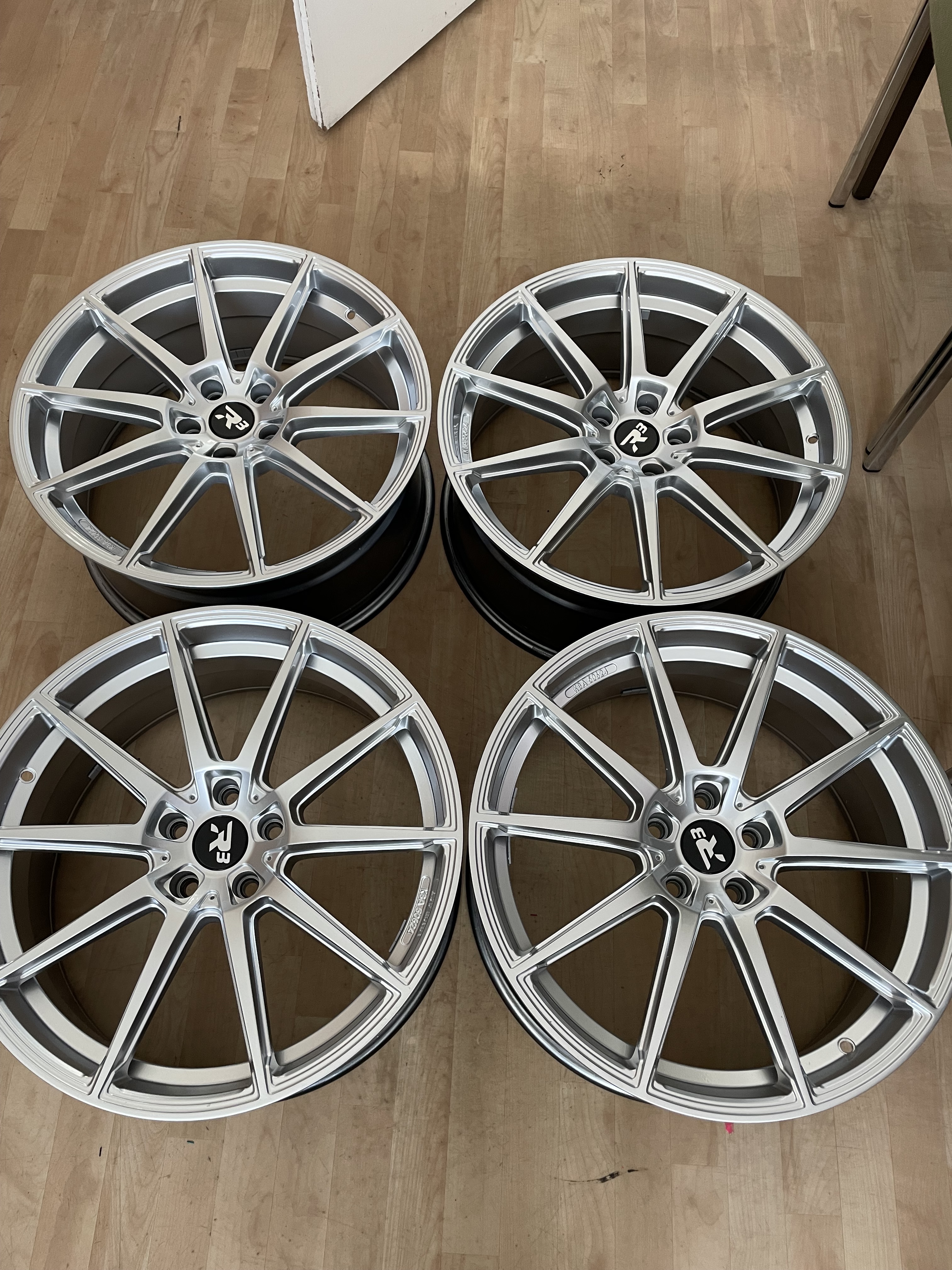 [Biete] 20“ R3H03 R3 Felgen 9x20 ET40 - Marktplatz - TFF Forum - Tesla ...
